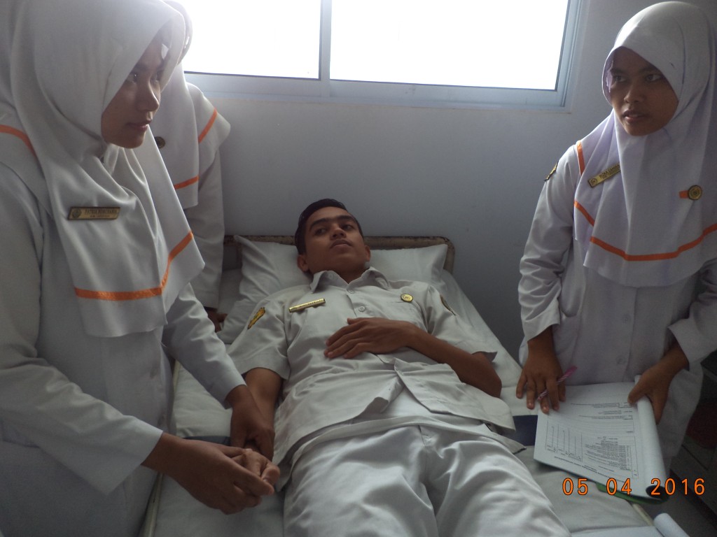 PRAKTIKUM LABORATORIUM KEPERAWATAN: RANGE OF MOTION (ROM) AKTIF DAN ...